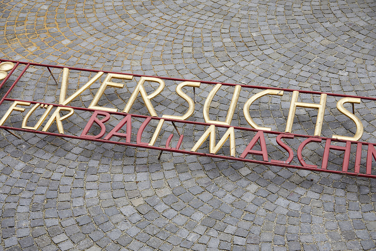 Vergoldetes Kunstwerk im öffentlichem Raum